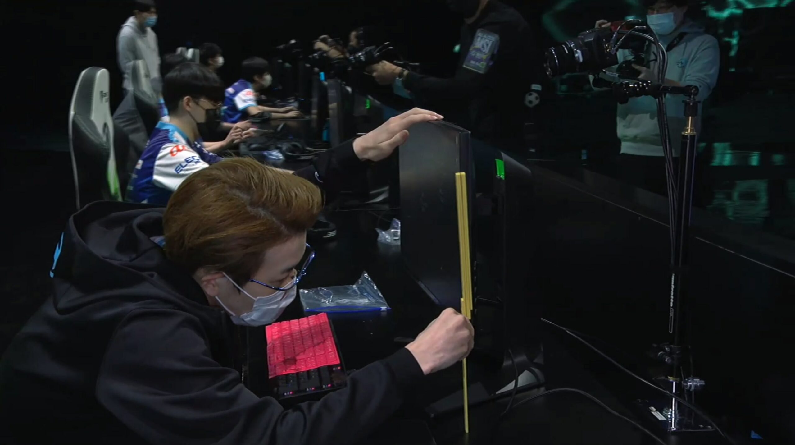 DFM EVI - Trùm biểu cảm của CKTG 2021 hứa hẹn sẽ cạnh tranh với 'thánh like' Faker | ONE Esports ...