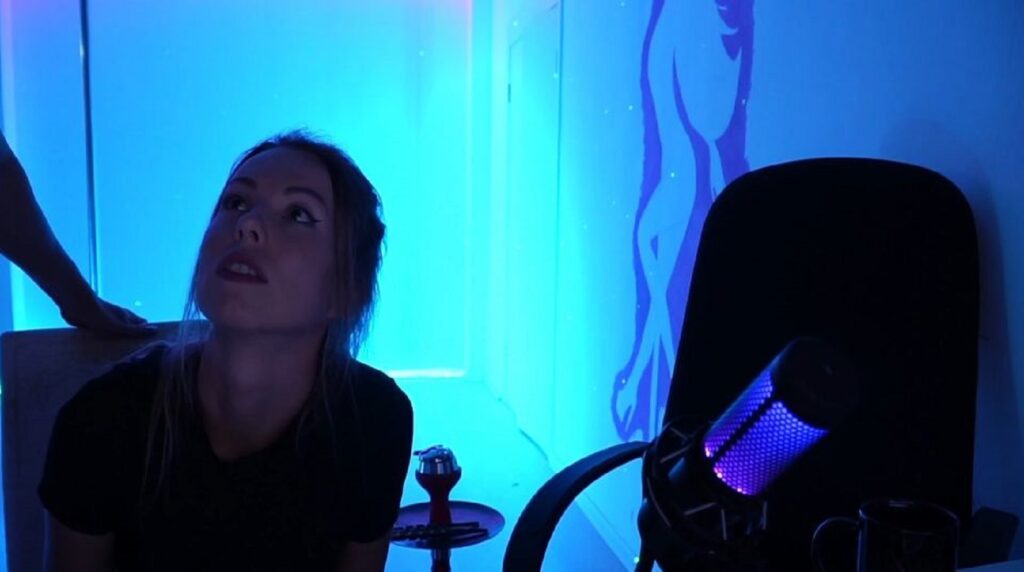 Nữ streamer người Nga phải hủy buổi stream giữa chừng vì hàng xóm đột ...