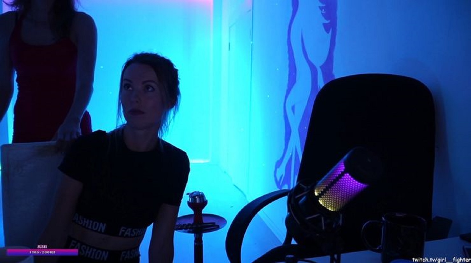 Nữ streamer người Nga phải hủy buổi stream giữa chừng vì hàng xóm đột ...