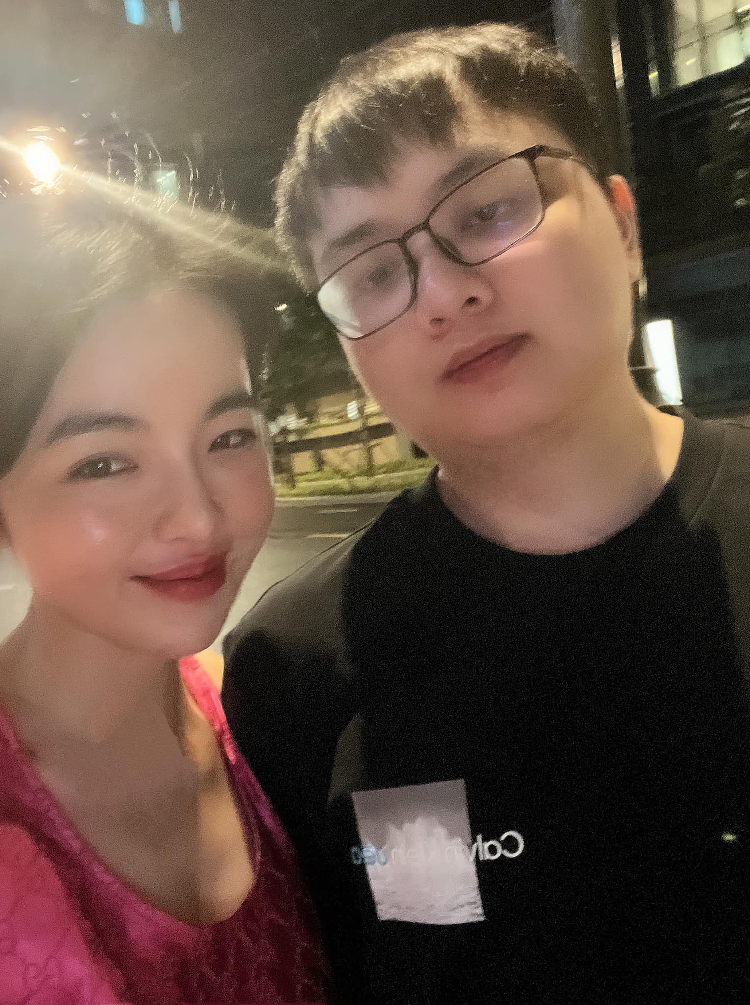 Fan vui mừng khi thấy SofM về Việt Nam lo 'chuyện đại sự' | ONE Esports Vietnam