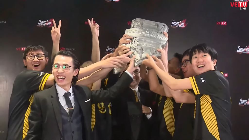 Nhìn cách các đội tuyển tại khu vực khác được chào đón tới trận chung ...