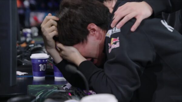 Xúc động hình ảnh Faker ôm đầu tiếc nuối sau 5 năm trở lại với trận đấu ...