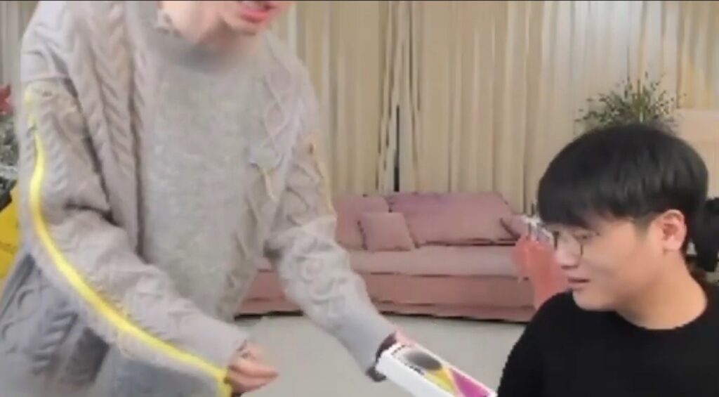 'Phú ông' Doinb chi 200 chiếc iPhone 14 tặng người xem mới trên livestream | ONE Esports Vietnam