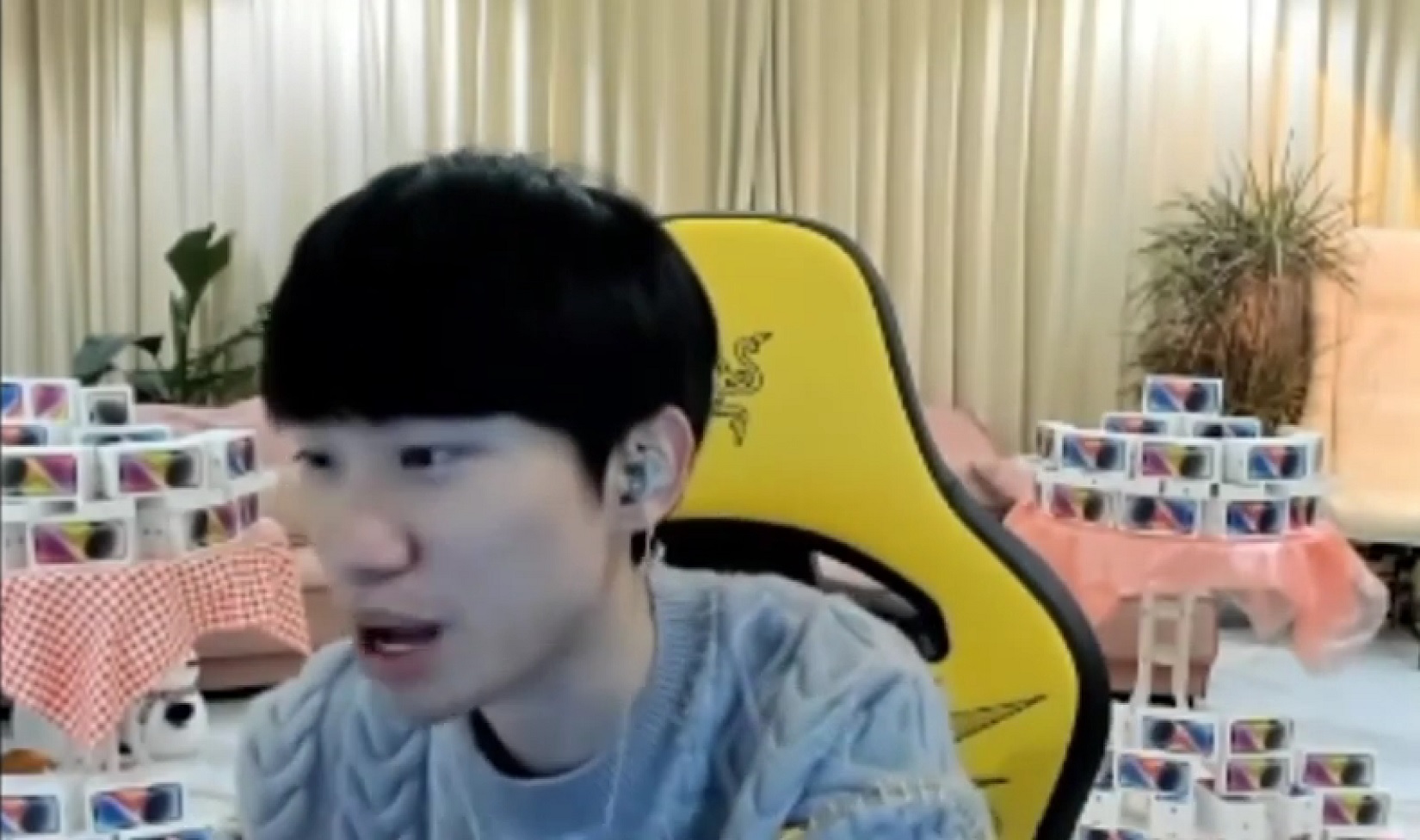 'Phú ông' Doinb chi 200 chiếc iPhone 14 tặng người xem mới trên livestream | ONE Esports Vietnam