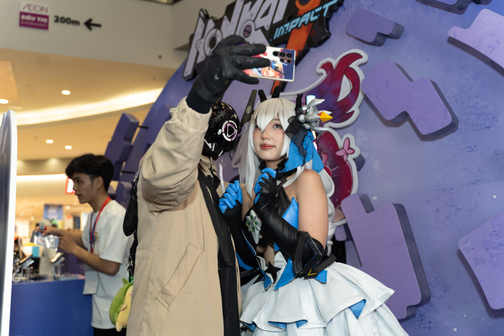 Sân khấu HoYoFEST Việt Nam 2023 thêm bừng sáng với các Cosplayer xinh ...
