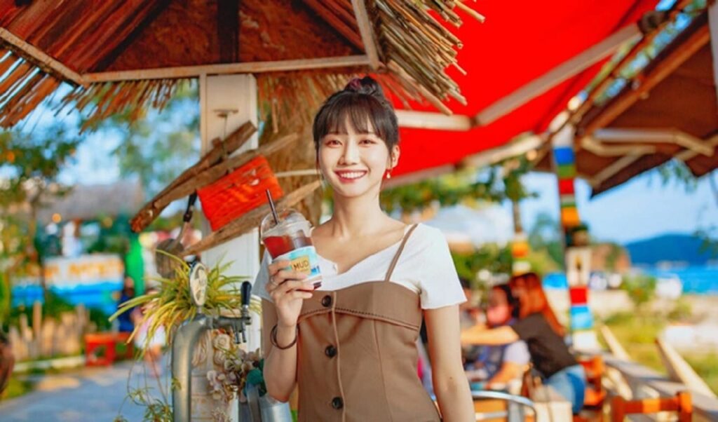 CKTG 2023: Chân dung nữ MC Yoon Su-bin tài năng khiến cộng đồng LMHT ...