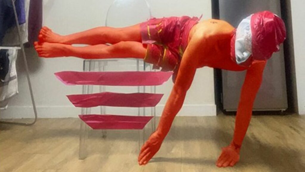 LMHT Cosplay: Chàng trai cosplay logo để cổ vũ T1 trước thềm trận đấu ...