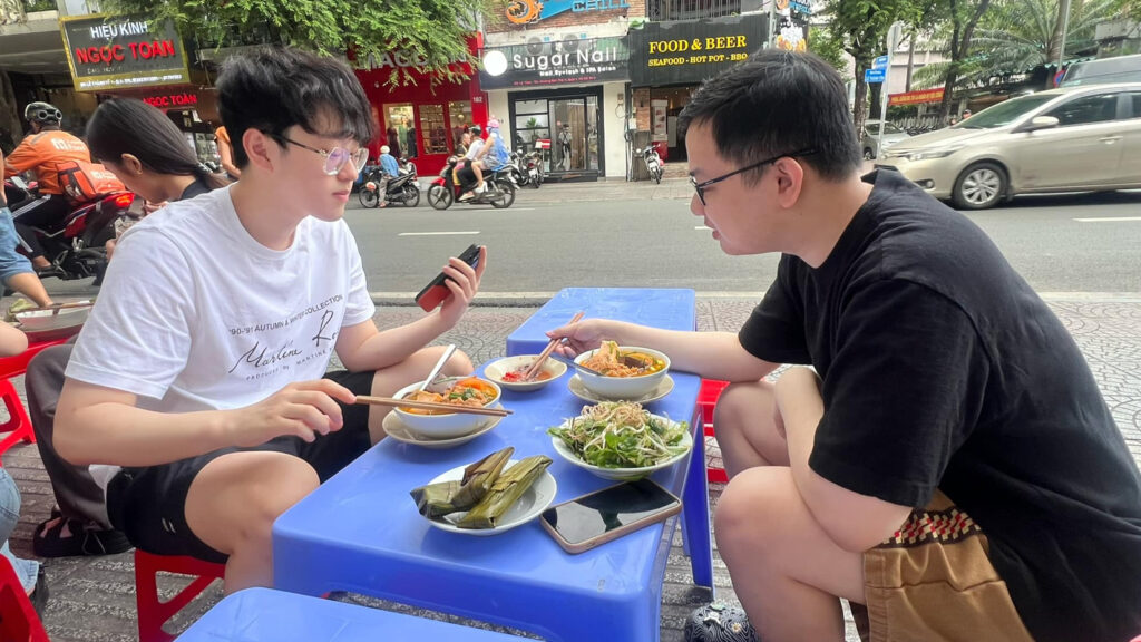 LMHT: Scout ghé chơi Việt Nam, nhân tiện 'hẹn hò' lề đường cùng SofM | ONE Esports Vietnam