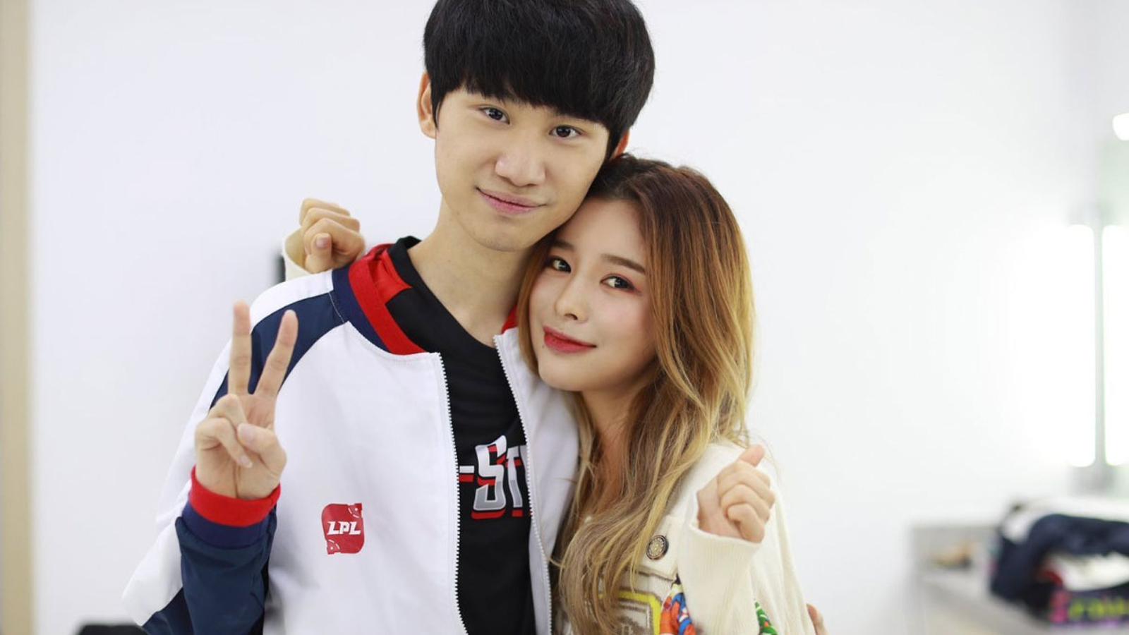 Xôn xao thông tin vợ Doinb bị 'bế đi' ngay sau khi trở lại Trung Quốc làm 'náo loạn' Weibo | ONE ...