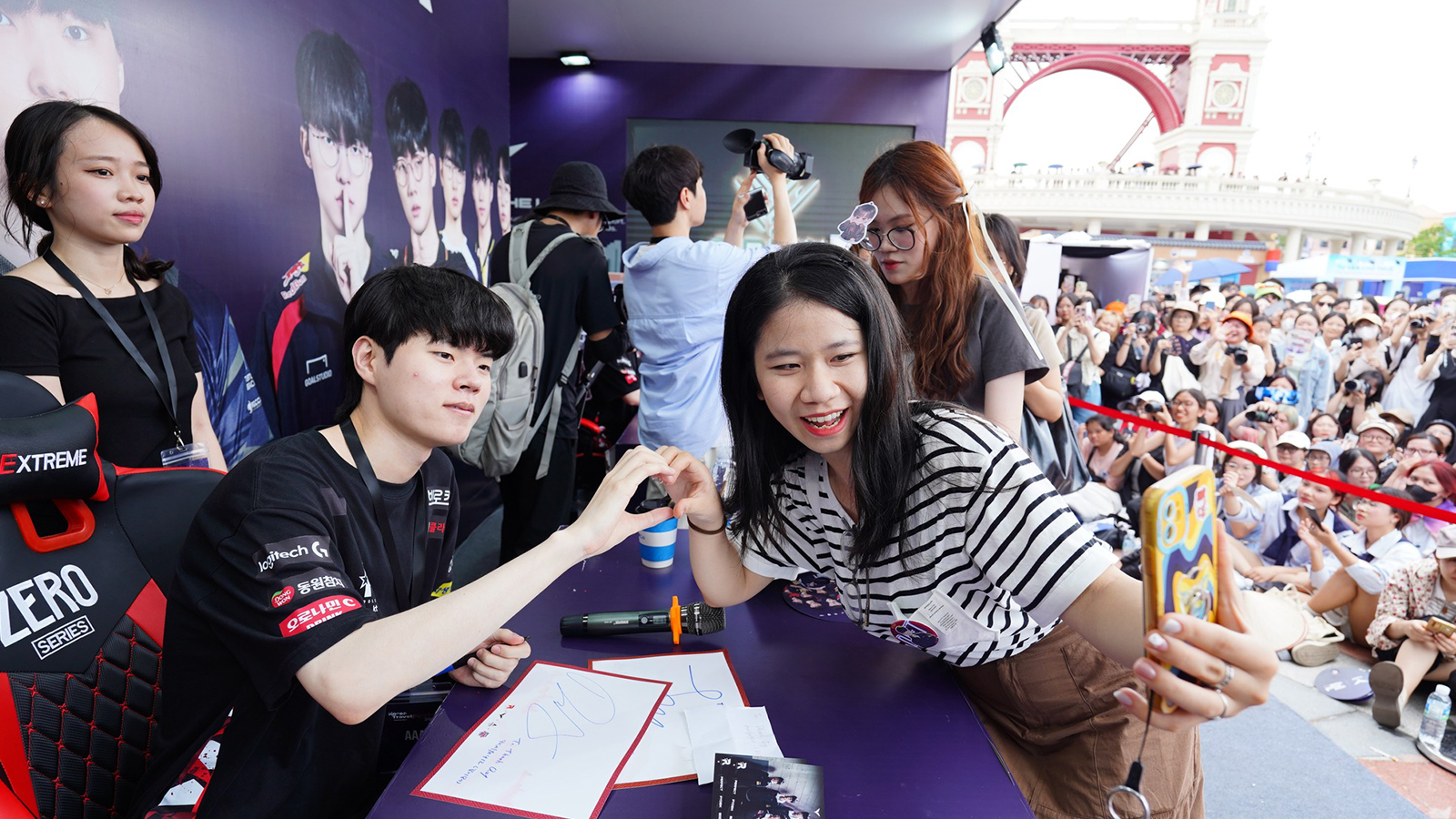 Bộ 3 ngôi sao LCK Deft, Showmaker và Morgan bất ngờ trước tình cảm nồng nhiệt của khán giả Việt ...