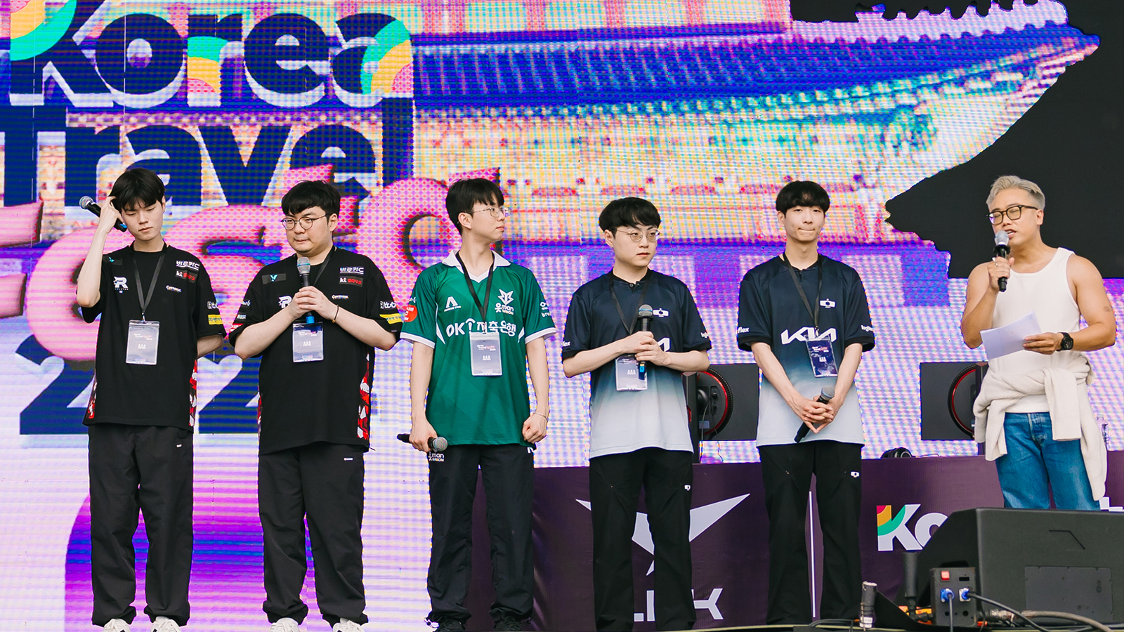 Bộ 3 ngôi sao LCK Deft, Showmaker và Morgan bất ngờ trước tình cảm nồng nhiệt của khán giả Việt ...