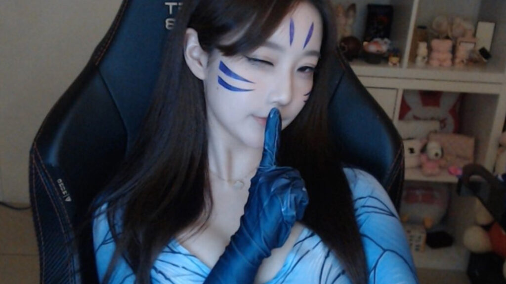 Không thể rời mắt Coser Kitty khi hóa thân Ahri Đại Sảnh Huyền Thoại ...