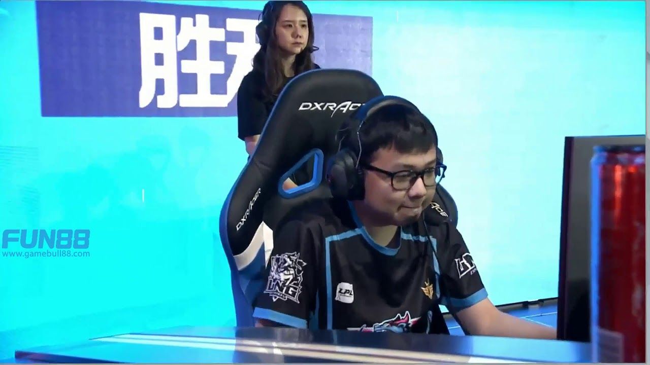 Biết thần tượng của SofM tung MV, LNG ngay lập tức trao cho anh món quà ...