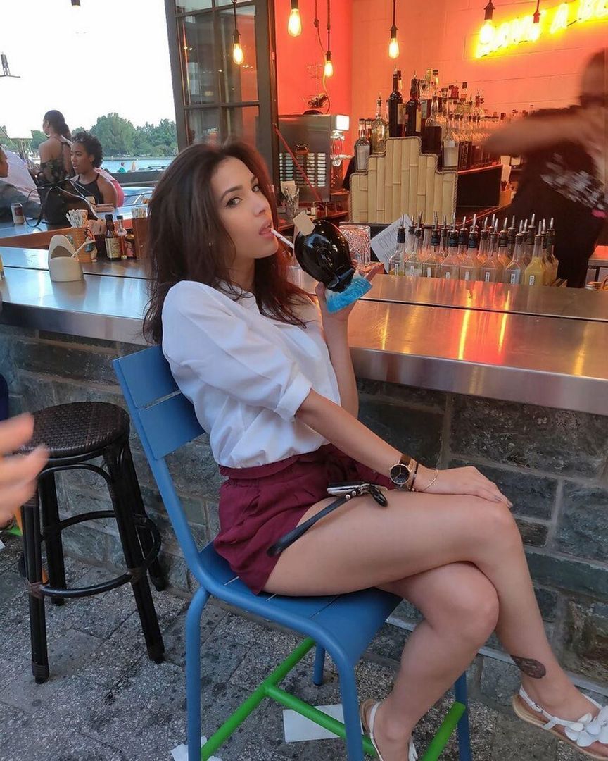 Nữ streamer xinh đẹp bị cấm trên Twitch vì sự cố hớ hênh lúc lên sóng ...