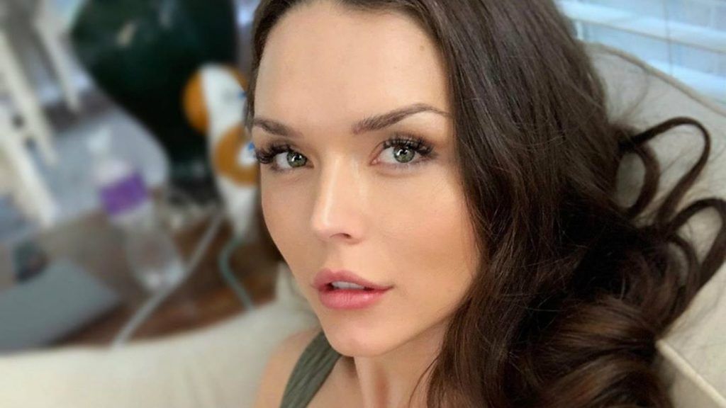 Nữ streamer kêu gọi cộng đồng phản đối gay gắt việc không cho con... bú ...