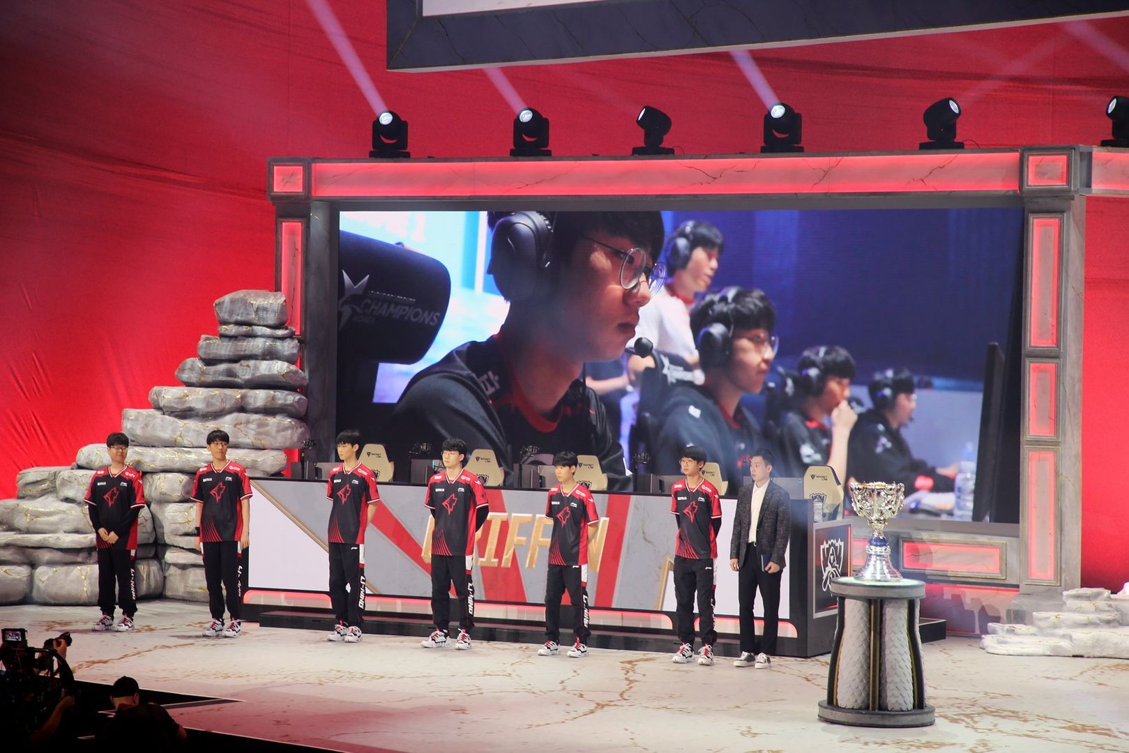 Công ty chủ quản của Griffin chính thức lên tiếng xin lỗi cựu HLV cvMax ...