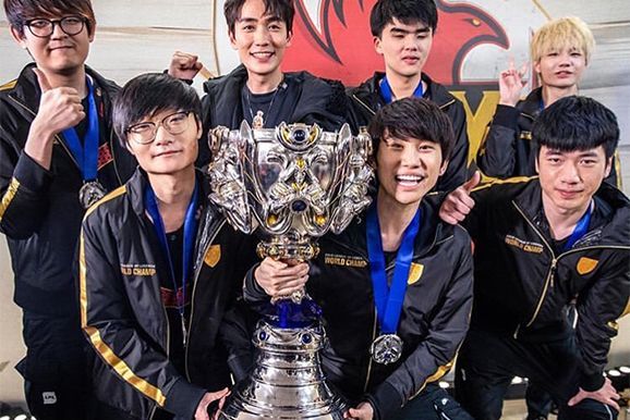 Các tuyển thủ FPX trò chuyện cùng fan sau kỳ CKTG 2019, tiết lộ chuyện 'thua thảm' SKT 1-5 khi ...