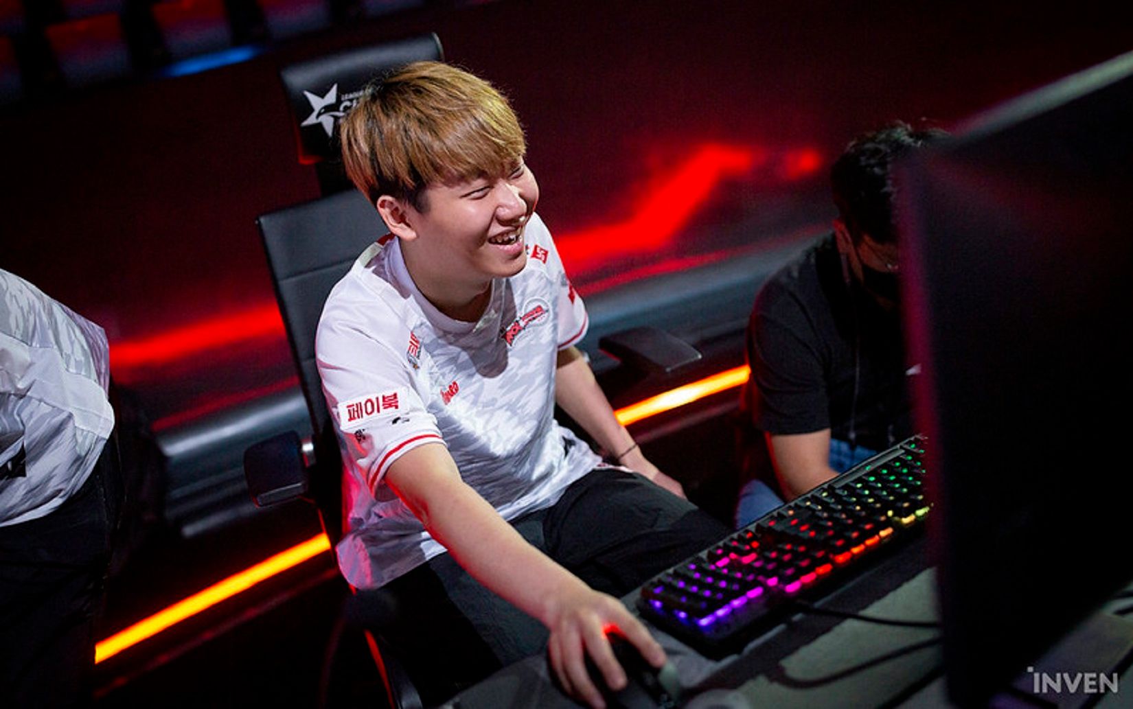 LCK - KT Aiming: 'Em suýt mất Pentakill vì sự hững hờ của anh Smeb' | ONE Esports Vietnam