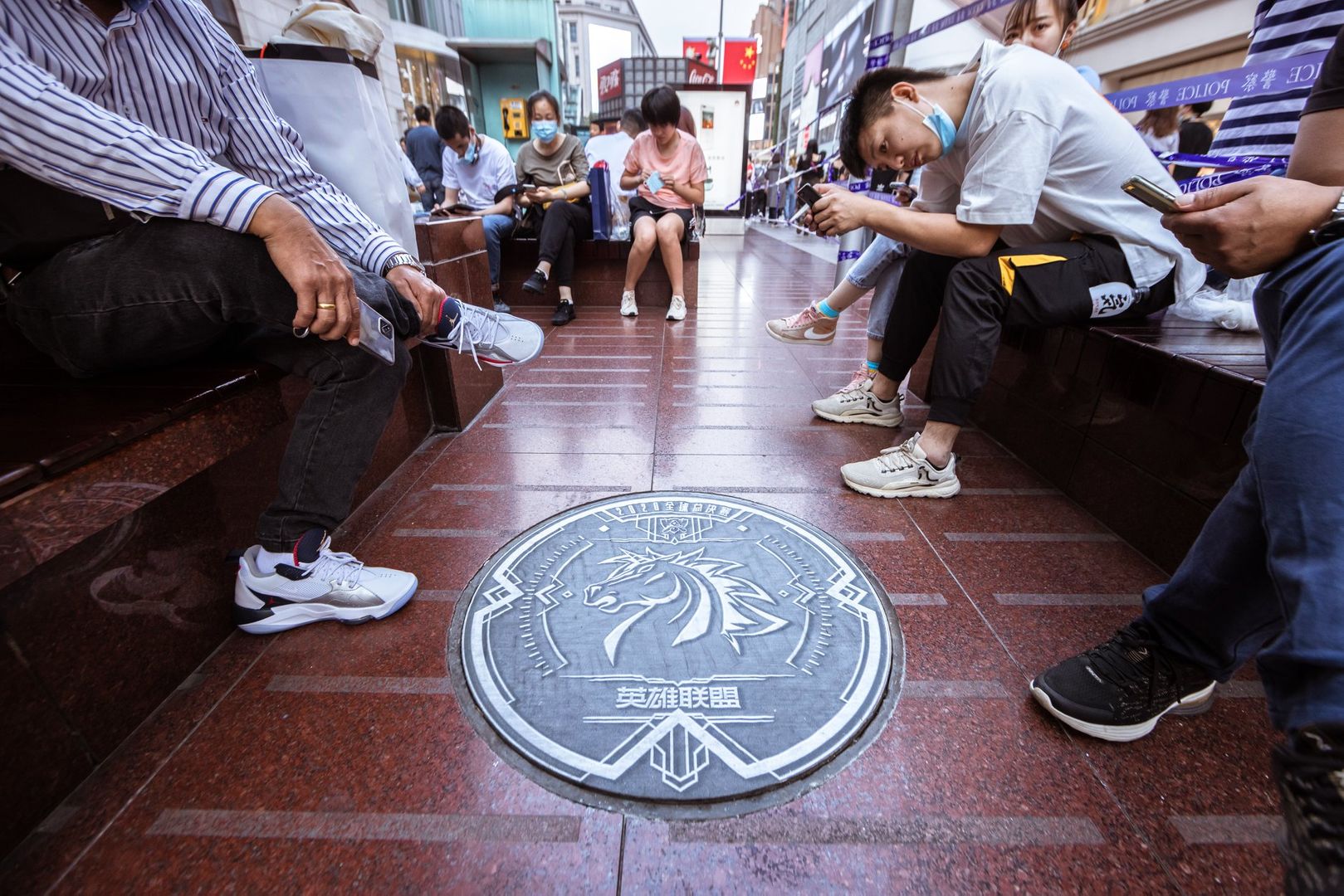 Logo các đội tuyển tham gia CKTG 2020 nằm hiên ngang trên 'Trung Hoa đệ ...