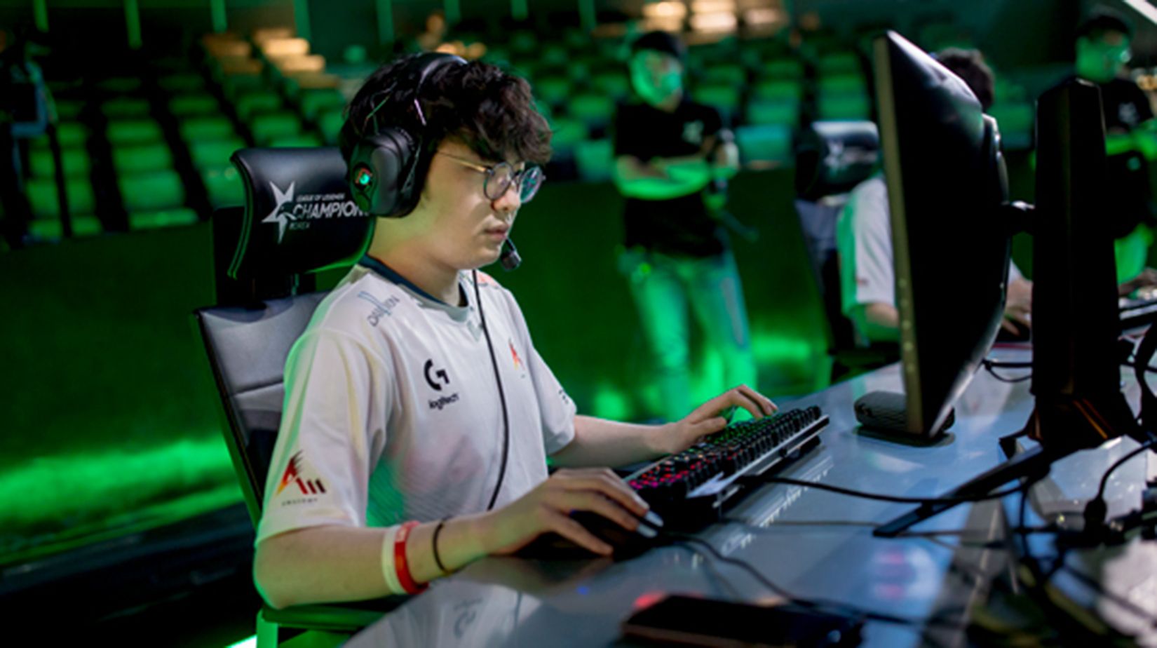 Dính 'bùa mê' của Genshin Impact, DWG BeryL chi hẳn 160 triệu để quay tướng | ONE Esports Vietnam