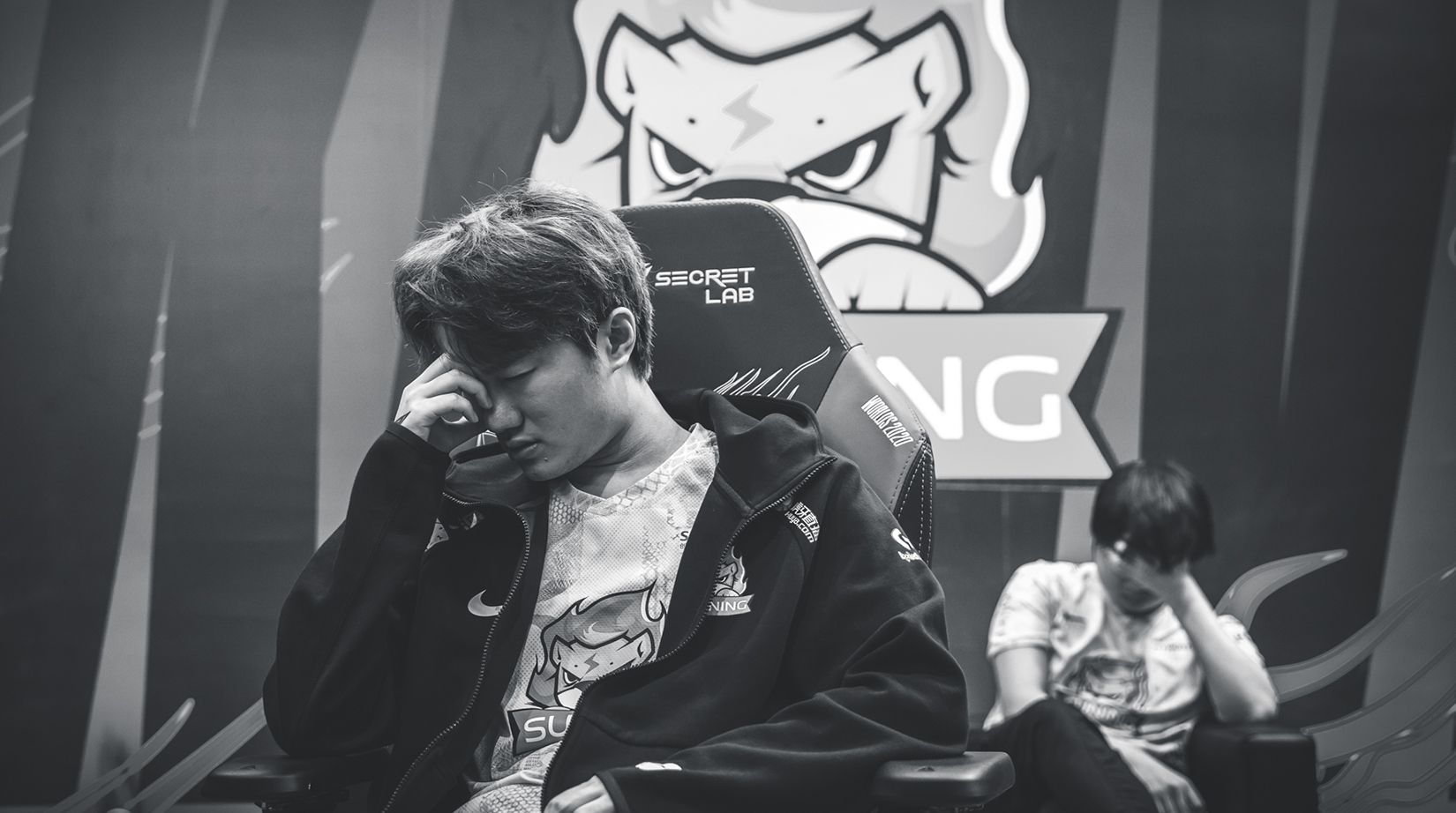 Hình ảnh nghẹn ngào của SofM và đồng đội sau khi lỡ hẹn với chức vô ...