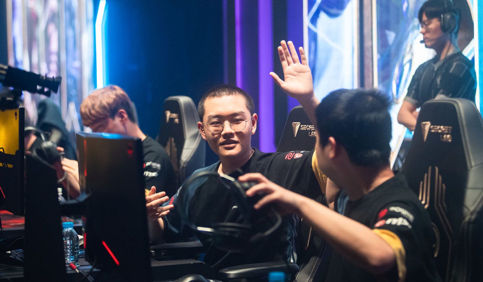 RNG hoàn thiện đội hình, xạ thủ Betty nằm ngoài kế hoạch | ONE Esports Vietnam