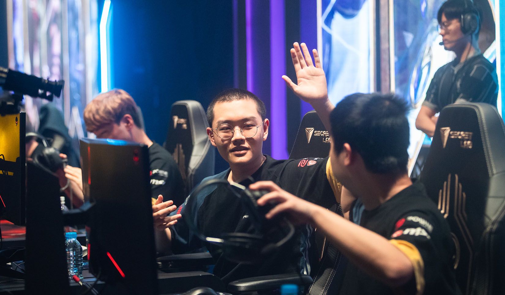 RNG hoàn thiện đội hình, xạ thủ Betty nằm ngoài kế hoạch | ONE Esports Vietnam