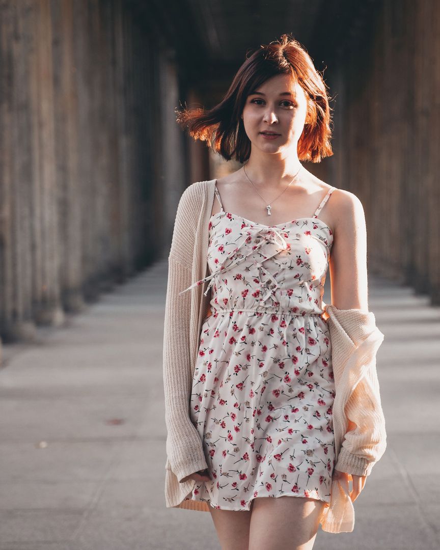 Nữ trọng tài LEC Yuli từng bị fan nhận nhầm vì xinh đẹp giống... Sneaky ...