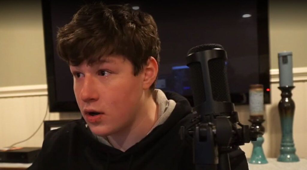 Streamer trẻ khóc hết nước mắt vì mất toàn bộ người theo dõi chỉ sau ...